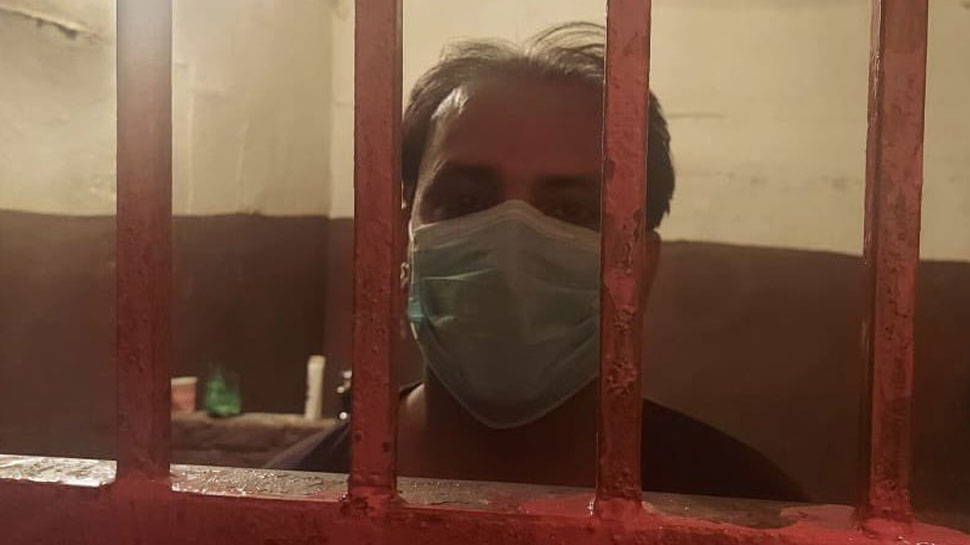 Pakistani Policeman shows his private part to woman see images viral ...