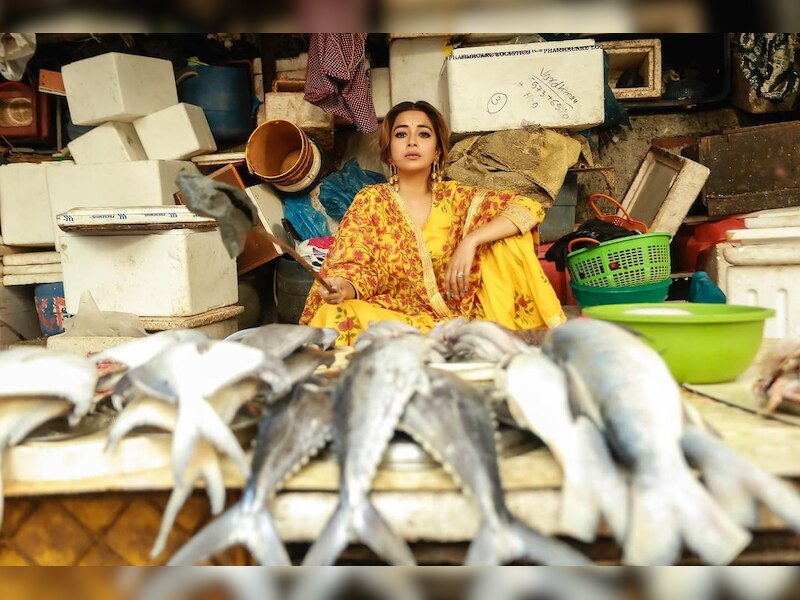 Tina Dutta selling fishes in fish market, photos viral | अरे ये क्या ...