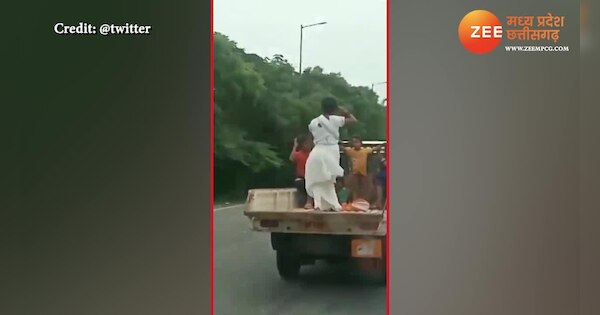 OMG Dangerous dance of a woman in open car khuli gadi par mahila ka ...