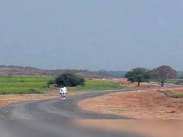 gumla people built Village road with shramdan | आजादी के 7 दशक बाद भी ...
