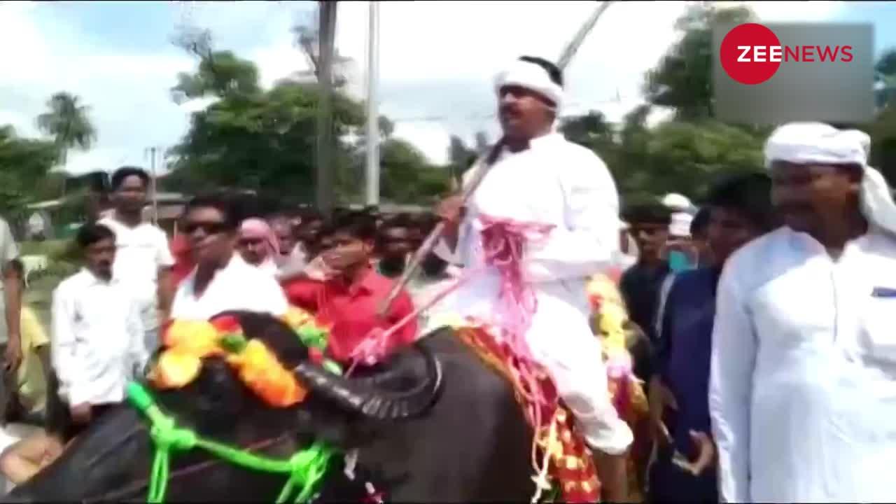 Viral: Azad Alam, a candidate from Rampur panchayat arrived to file his ...