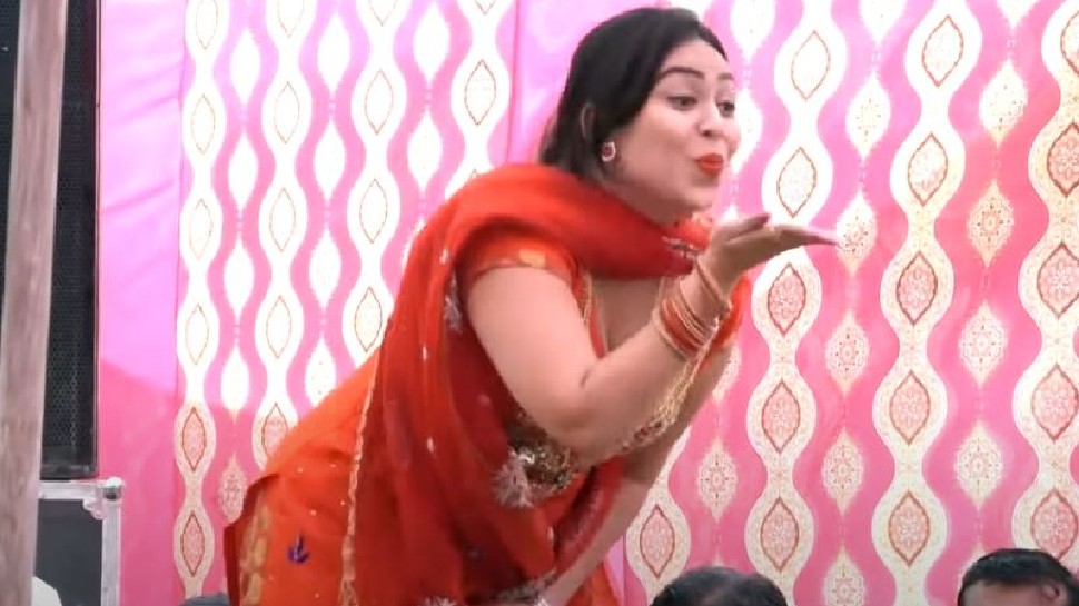 Haryanvi Dancer Rc Upadhyay Dances On Beats Of Coca Cola Layo Song