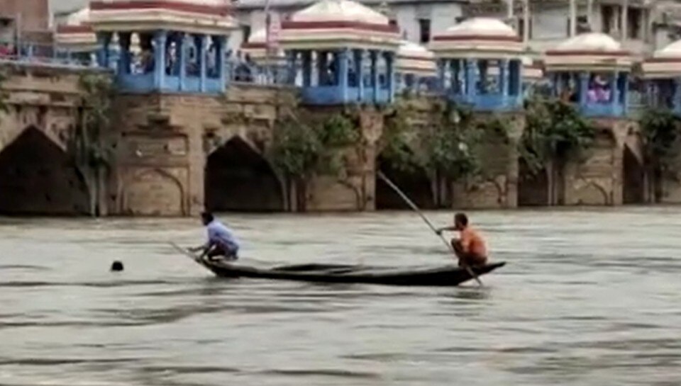 Jaunpur royal bridge of built by Akbar existence is in danger SPUP ...