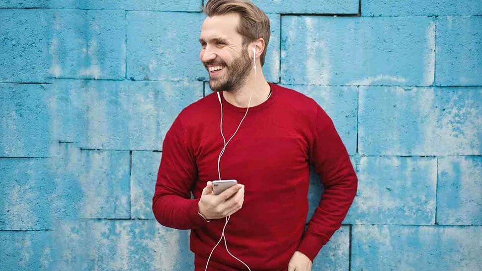 Earphones and Headphones Side Effects: Know which of the two is less ...