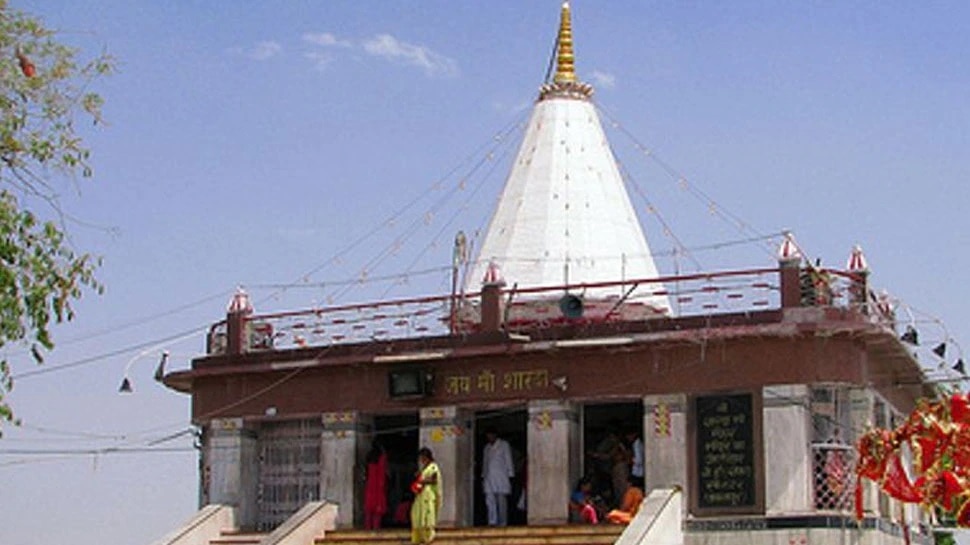 Maihar Devi Temple: इस मंदिर में रोज होता है चमत्‍कार, पुजारी के आने से ...