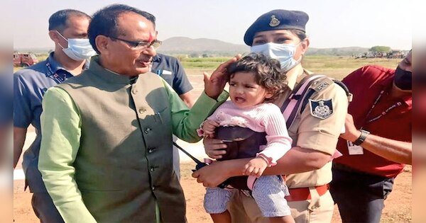 Lady DSP was doing with her daughter in her lap the CM blessed the girl ...