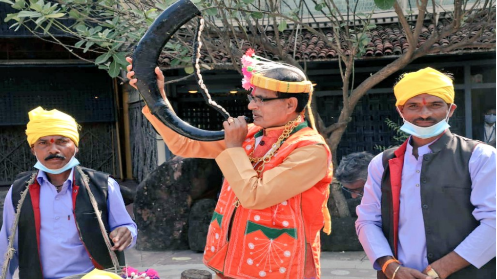 cm shivraj welcome pm modi tribal artist get 5 lakh reward in name of ...