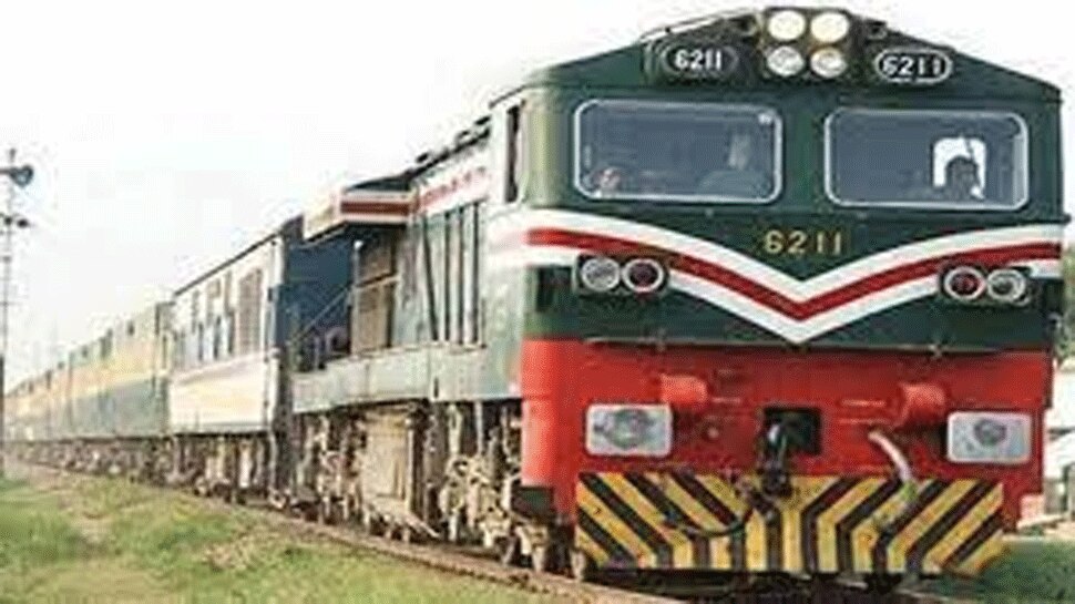 Thar Express derailed for two years people are coming from Pakistan ...