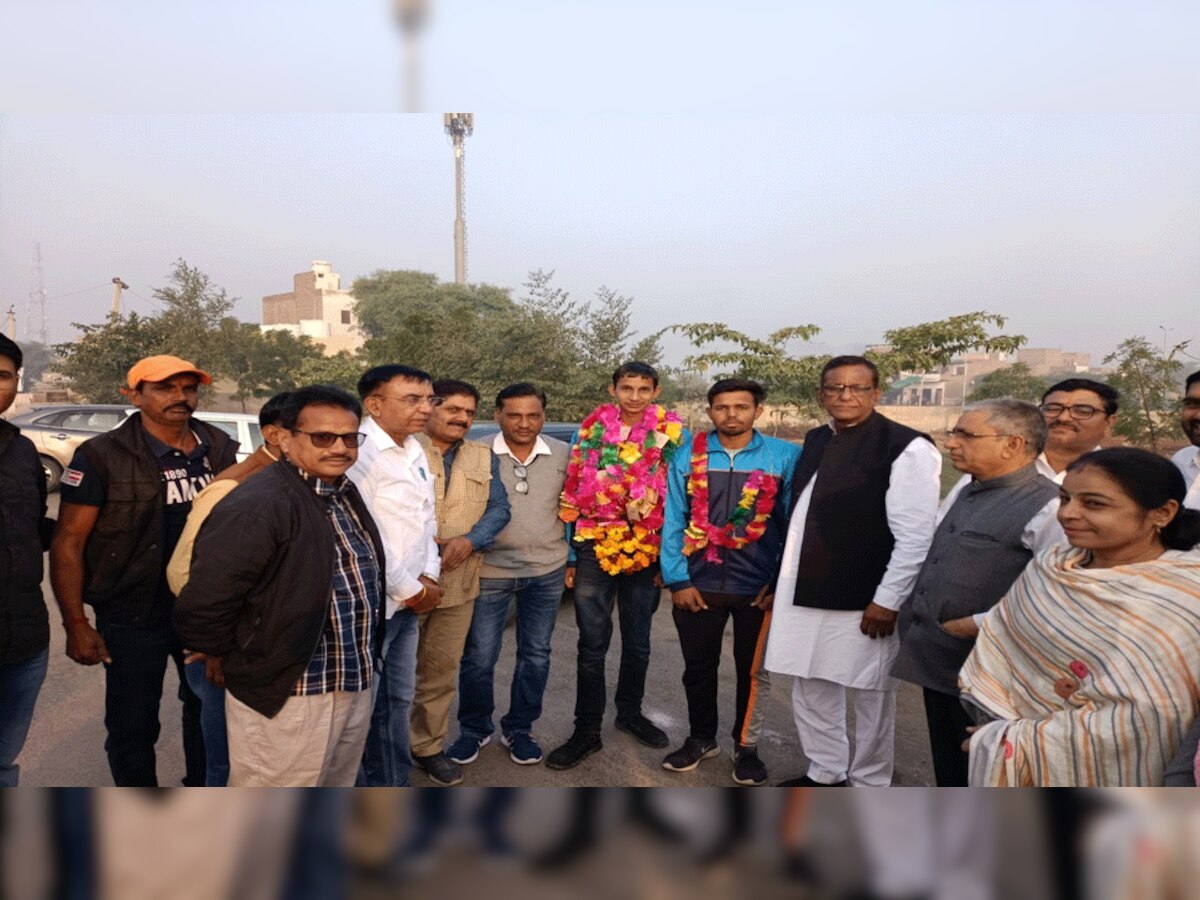 Gold medalist Basant Kumar warmly welcomed at bus stand father gets ...