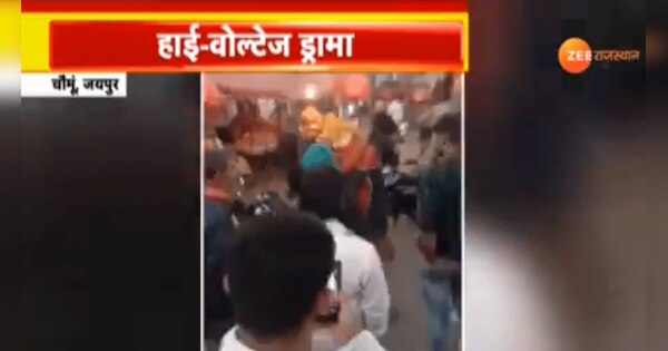 Chomu woman countless slaps to young man on middle of road Video Viral ...