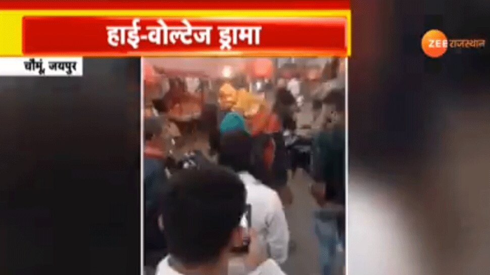 Chomu woman countless slaps to young man on middle of road Video Viral ...