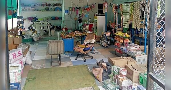 Strange Shop: Neither door nor shopkeeper, customers keep money by ...