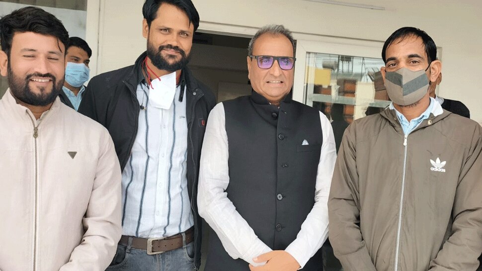 The unemployed met Education Minister BD Kalla and Dharmendra Rathore ...