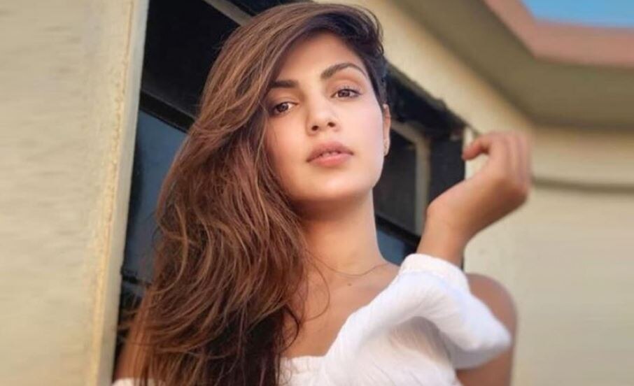 Rhea chakraborty bold pics in sizzling photoshoot goes viral | रिया ...