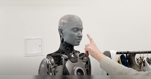 world most advanced humanoid robot Ameca jerk researcher hand | पसंद ...