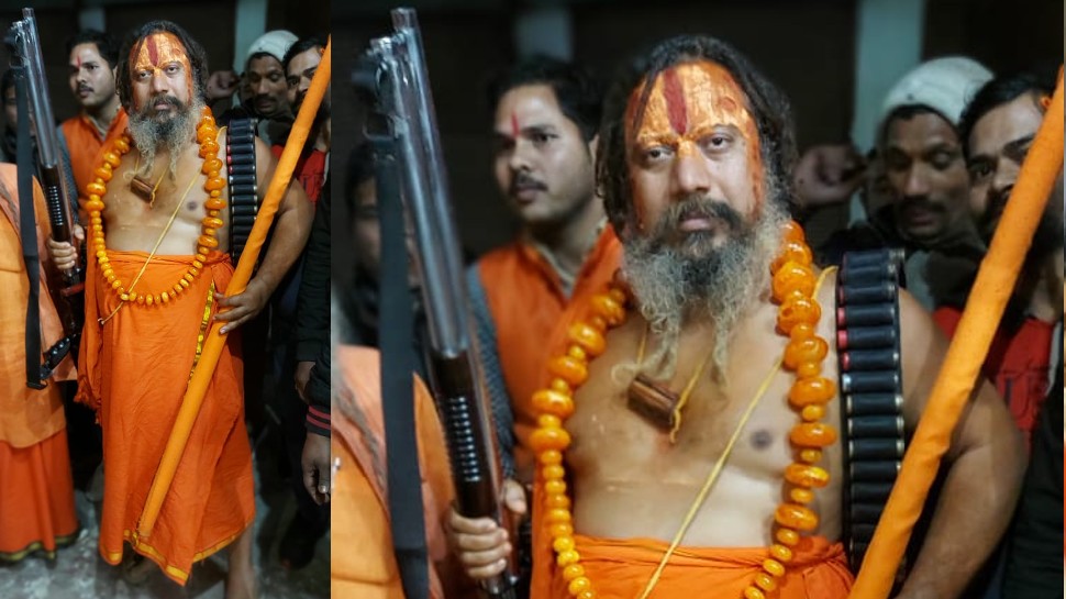 Photo Of Ayodhya Mahant Paramhans Acharya With Weapons Goes Viral