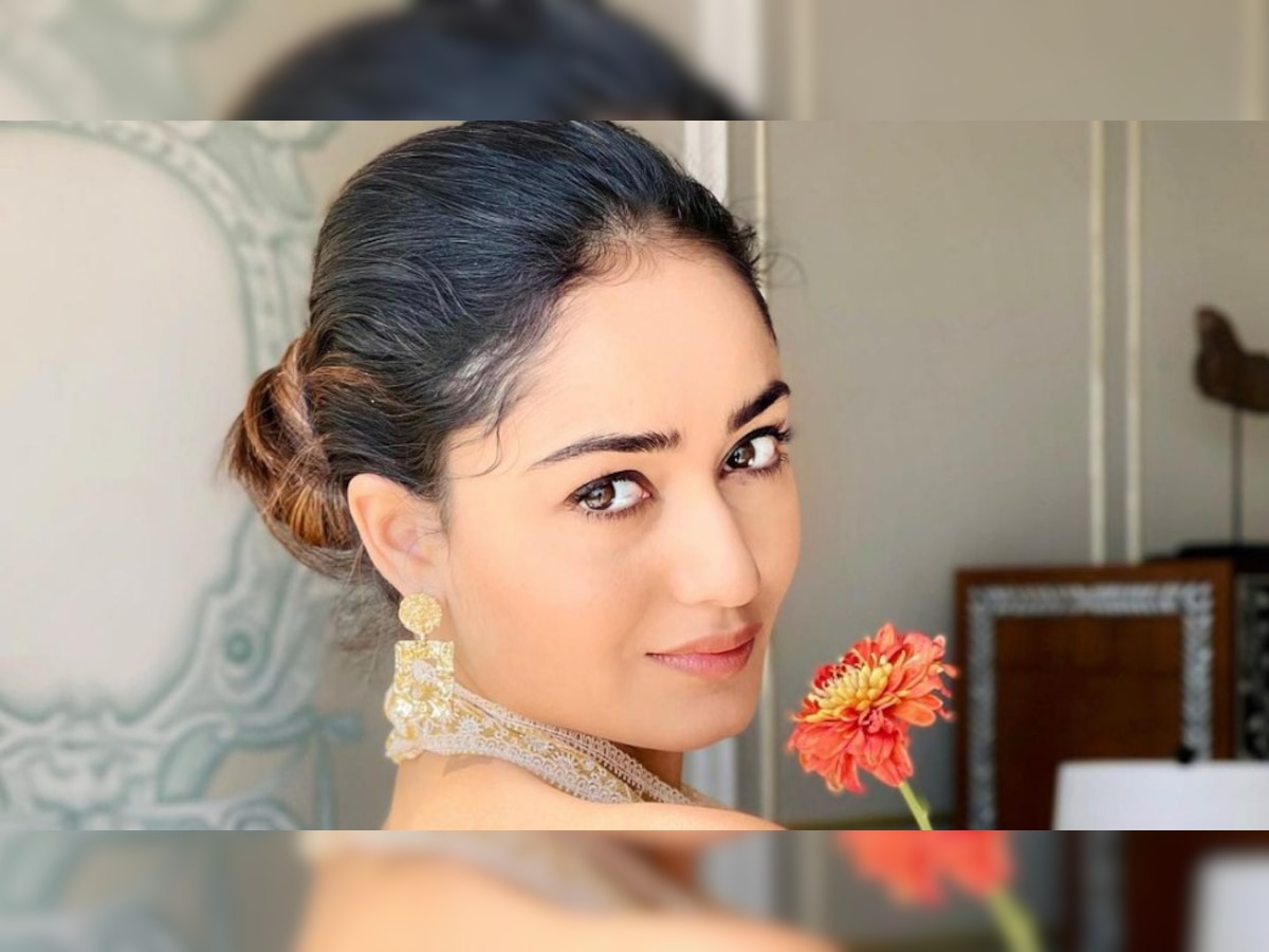 Not only Ashram web series Tridha Choudhury given full intimate and hot ...