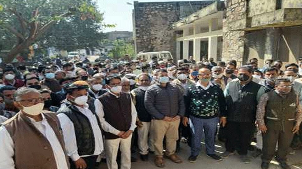 Bullion trader was attacked by police in Dhariawad traders demonstrated ...