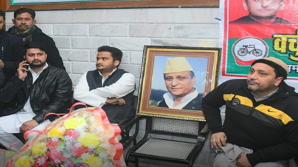 up chunav sp workers doing program placing Azam Khan picture empty ...