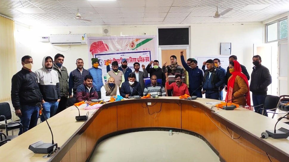 Meeting held under chairmanship of District President Devkaran Saini discussion on problems of ...