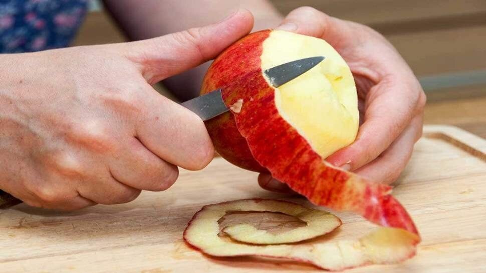 How to eat apple Should you eat apple with or without peel | सेब को ...