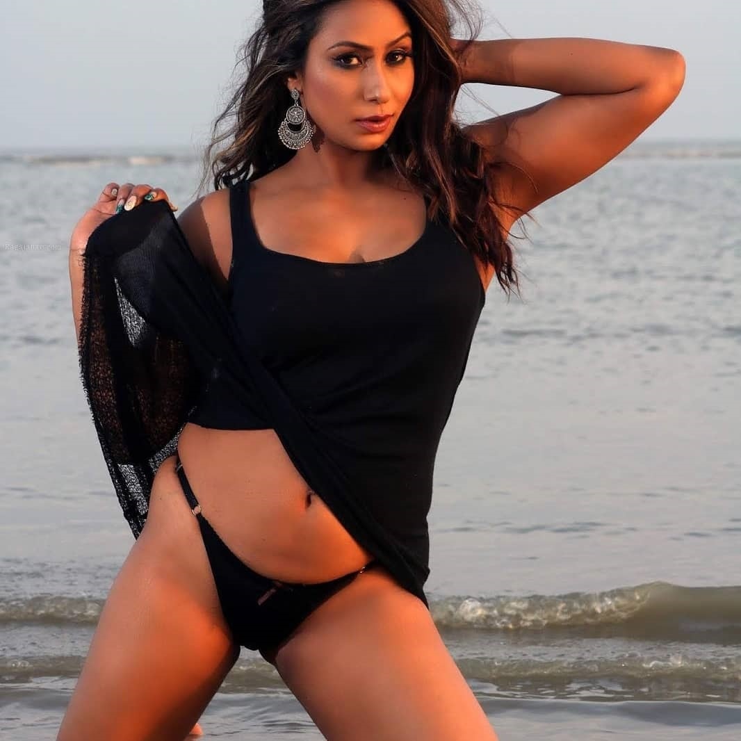 Kamalika Chanda given Intimate scene in Mastram she is too much bold in real life photos viral ...