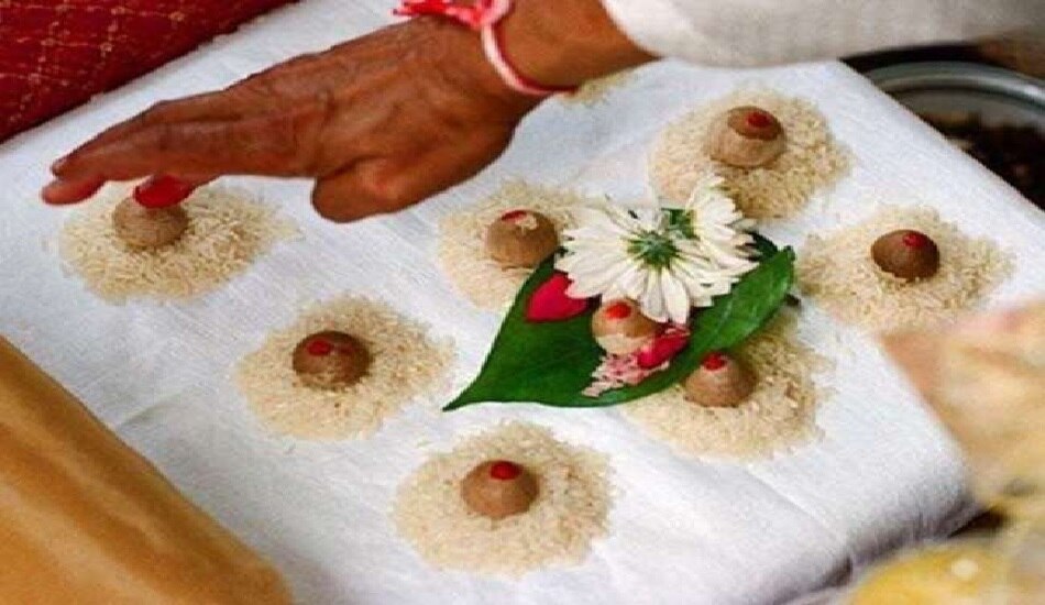Importance of rice in pooja and know the way of use akshat in puja ...
