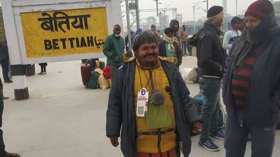 why is this beggar begging via digital payment mode, hanging paytm qr ...