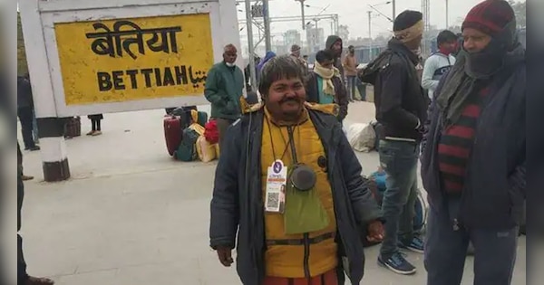 why is this beggar begging via digital payment mode, hanging paytm qr ...