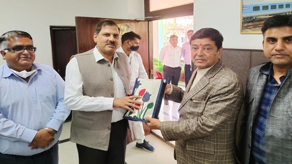 MP Narendra Kumar discussion with Railway GM this demand for Jhunjhunu ...