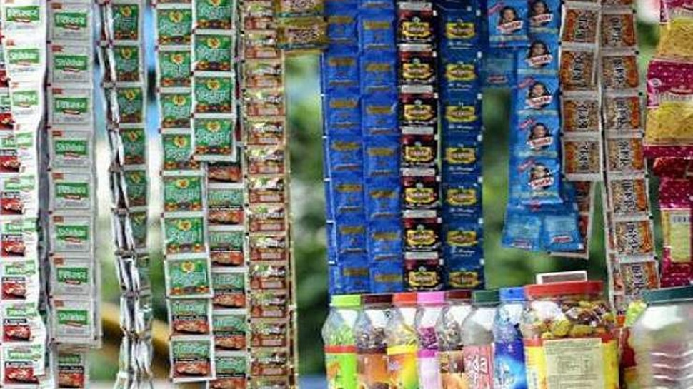 Indians spit several lakh tons of gutkha in year know which state is on ...