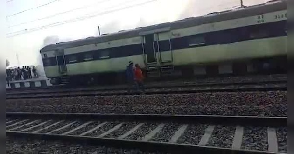 Fire in saharanpur delhi passenger two bogi burn smzs | Video: सहारनपुर ...