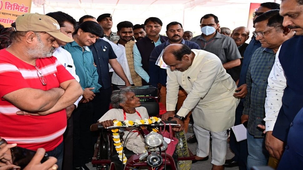 500 Divyang and elderly got tricycle wheel chair and stick om birala ...