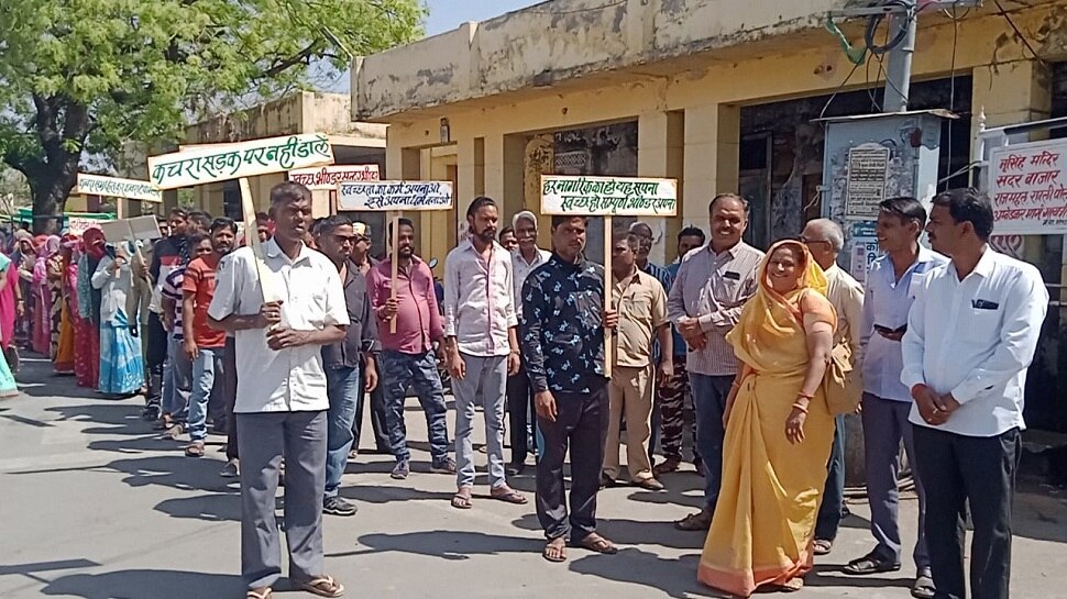 Garbage spread on the road in Udaipur will be fined helpline number ...