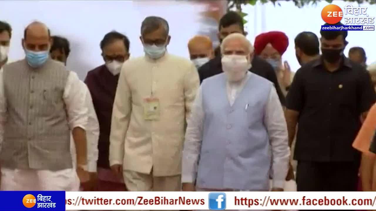 Chanpatia model reached the center, got a place in the coffee table ...