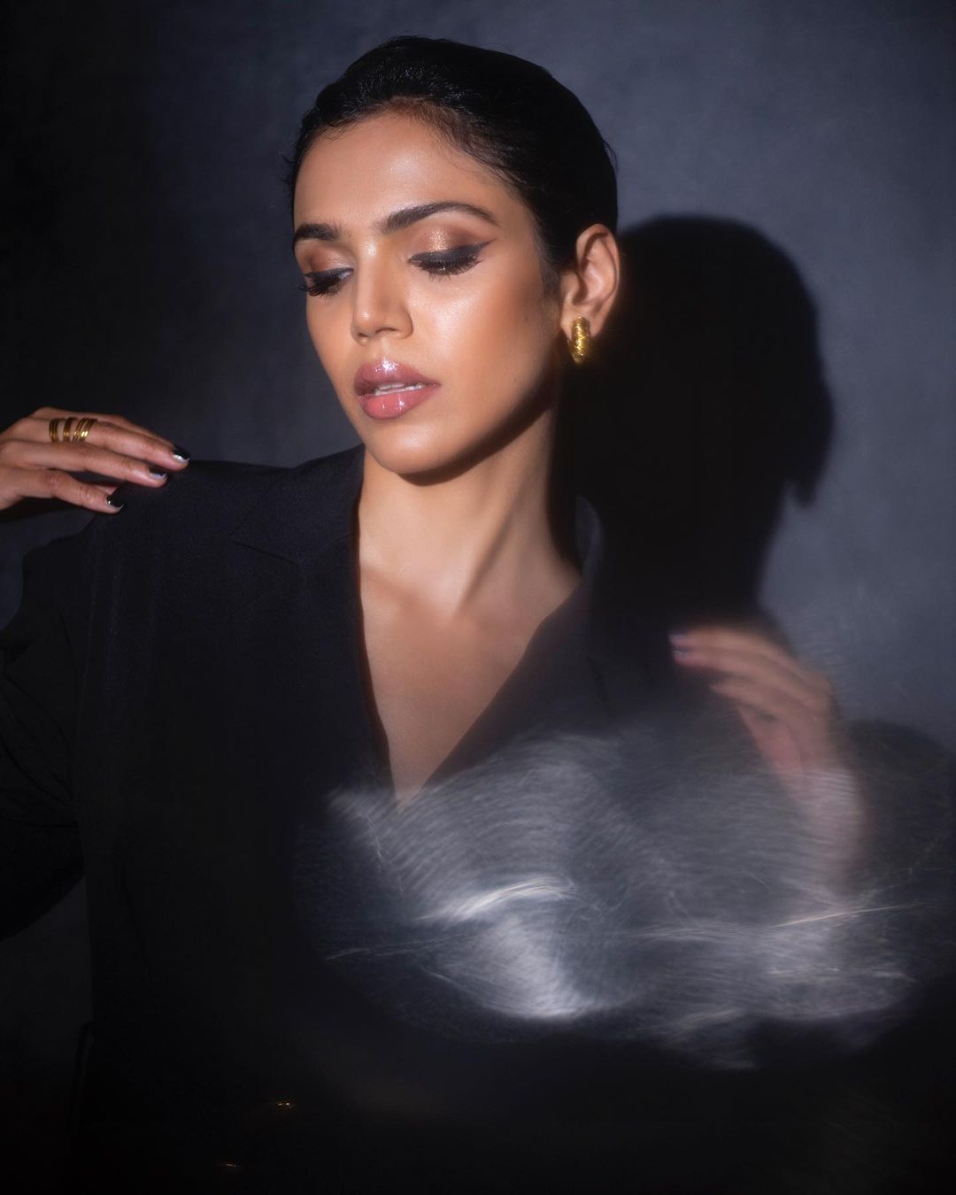 Mirzapur Sweety Gupta aka Shriya Pilgaonka looks hot and glamorous in ...