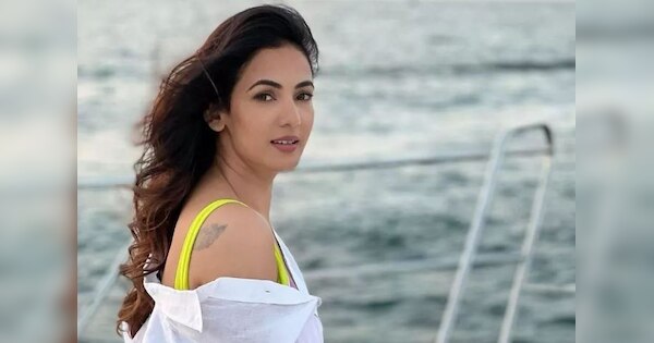 Sonal Chauhan shares bold photo in bathrobe she gave killer pose in ...