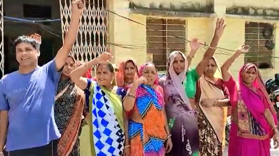 Alwar Local women reached the water supply department with the ...
