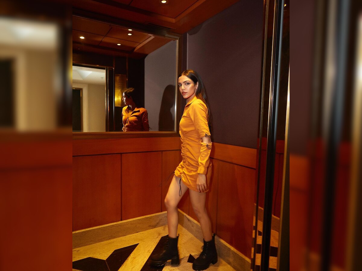 Mirzapur Sweety Gupta aka Shriya Pilgaonkar wear tight mustard color ...