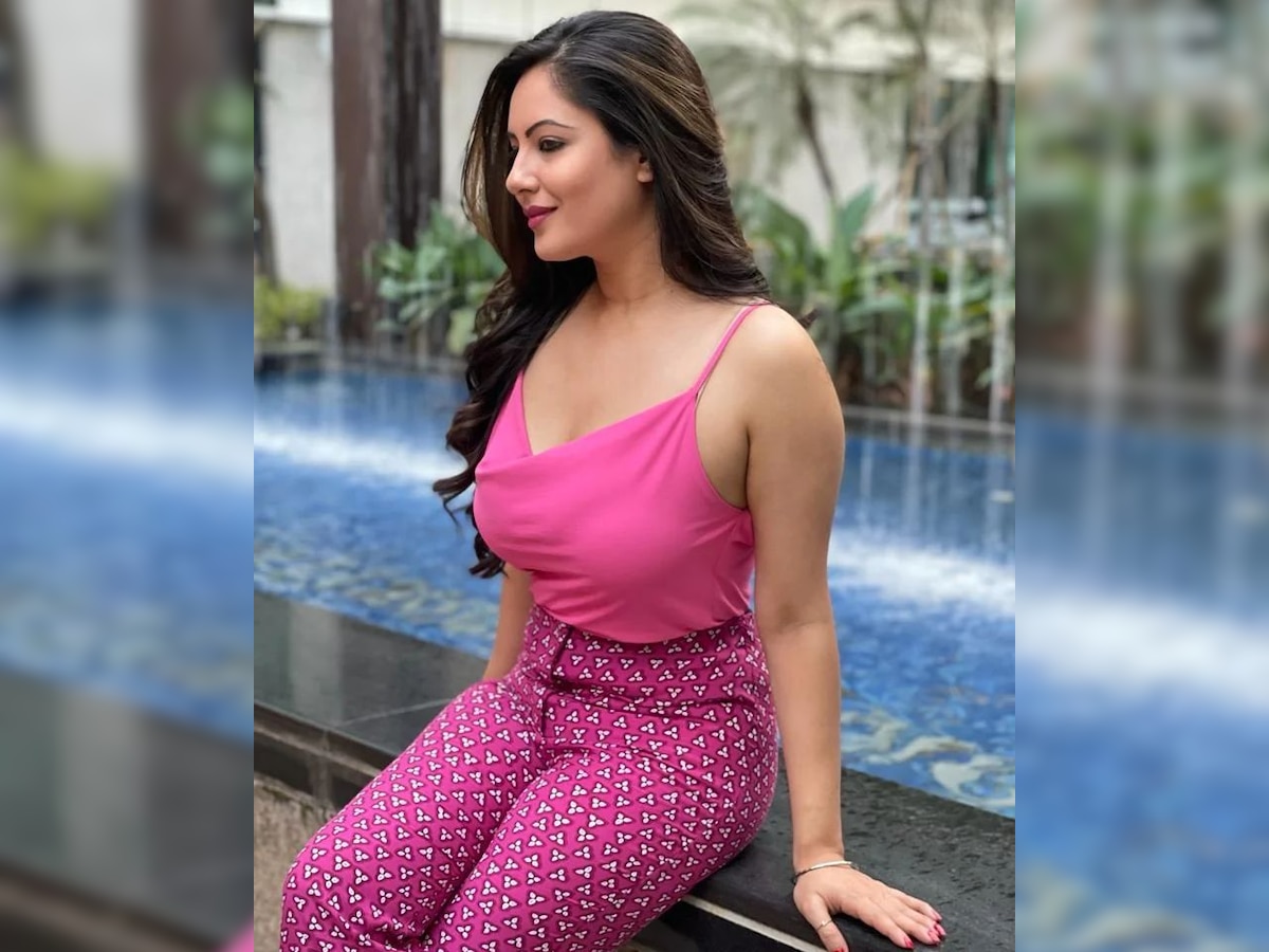 mahadev fame parvati aka puja banerjee shows bold curves in strappy ...