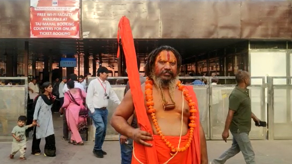 Ayodhya Jagatguru Paramhans Stop To Enter In Taj Mahal By Security