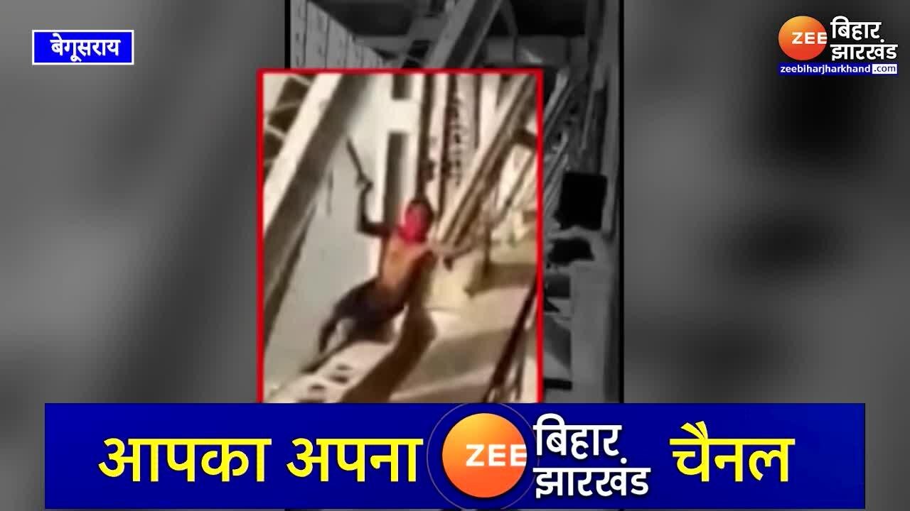 Live Video of mobile snatching from moving train | चलती ट्रेन से मोबाइल ...