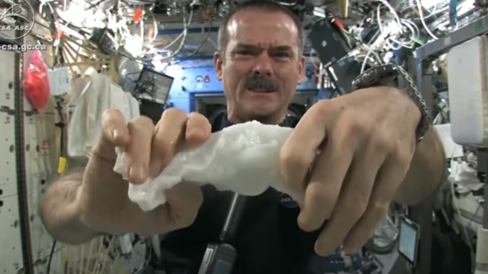 Shocking Video: What happens when water is squeezed from a towel in ...