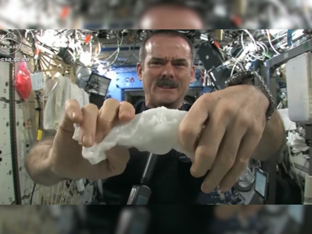 Shocking Video: What happens when water is squeezed from a towel in ...