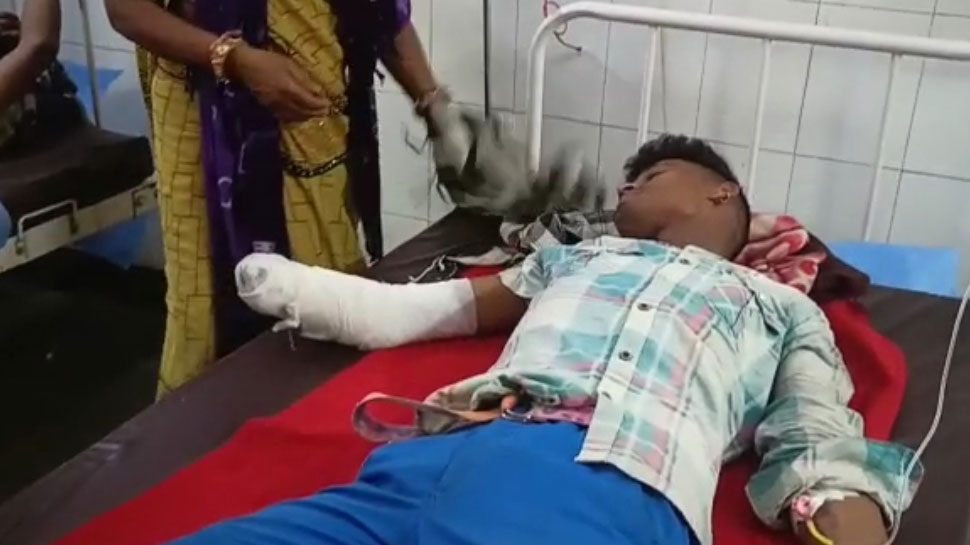 In garhi Farmer hand stuck in Thresher palm shattered | थ्रेसर में फंसा ...