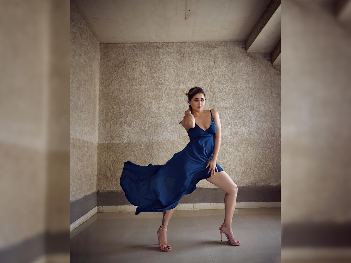 Rashami Desai looks Bold her dress flown during photoshoot hot photos ...