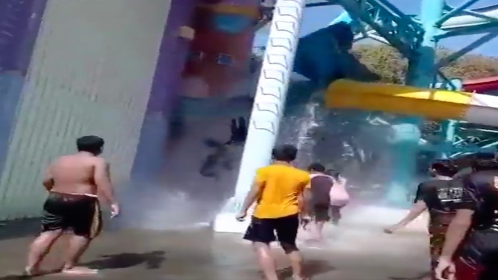 Slide of the water park suddenly broke down, people fell down after ...