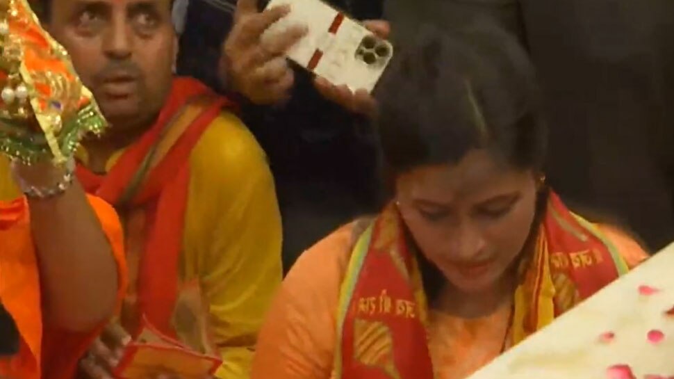 Navneet rana read hanuman chalisa at cp hanuman mandir in delhi with ravi rana | Hanuman Chalisa ...