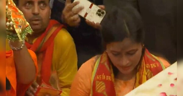 Navneet rana read hanuman chalisa at cp hanuman mandir in delhi with ravi rana | Hanuman Chalisa ...