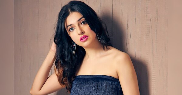 Divya Khosla Kumar shares her bold look in revealing pink gown ...